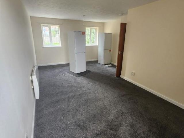 Lords Close, Shenley, Radlett WD7, 2 bed flat to rent, £1,250 pcm | PrimeLocation