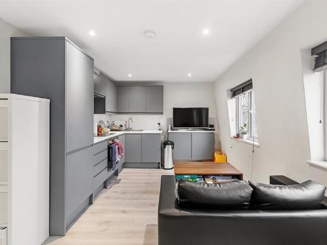 Lordship Lane, East Dulwich, London 1 bed flat to rent £1,746 pcm £403 pw