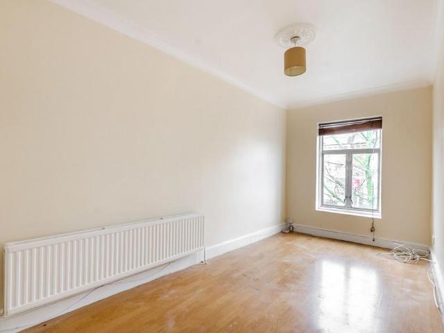 Lordship Lane, East Dulwich, London. 2 bed flat to rent £2,150 pcm £496 pw