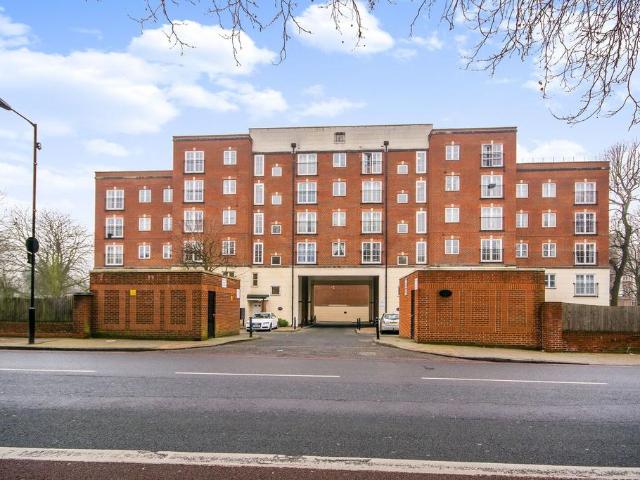 Lordship Lane, East Dulwich, London. 2 bed flat to rent £2,800 pcm £646 pw