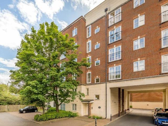 Lordship Lane, London SE22 2 bed flat to rent £2,300 pcm £531 pw