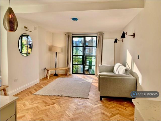 Lordship Lane, London, SE22 2 bed flat to rent £2,400 pcm £554 pw