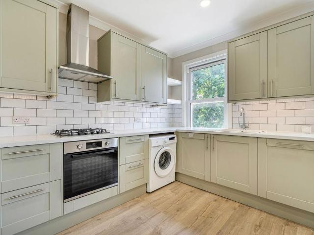 Lordship Lane, London, SE22 3 bed flat to rent £2,500 pcm £577 pw