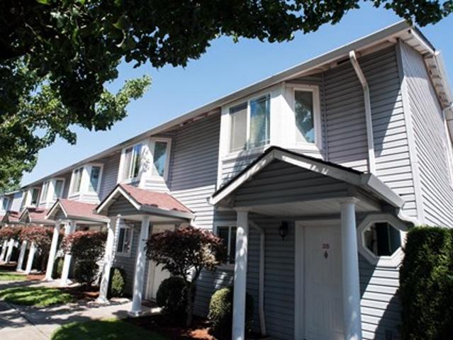 Lorence Court Apartments 2 bed 1.5 Bath Townhouse