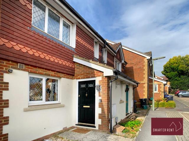 Lorne Gardens, Knaphill GU21 3 bed house to rent £4,200 pcm £969 pw