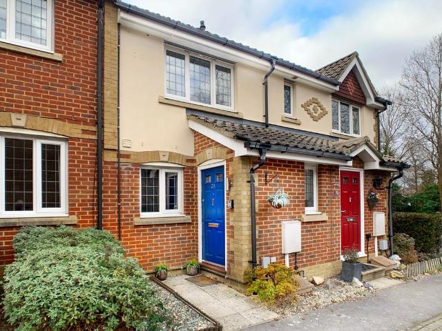 Lorne Gardens, Knaphill GU21 2 bed terraced house to rent £3,300 pcm £762 pw