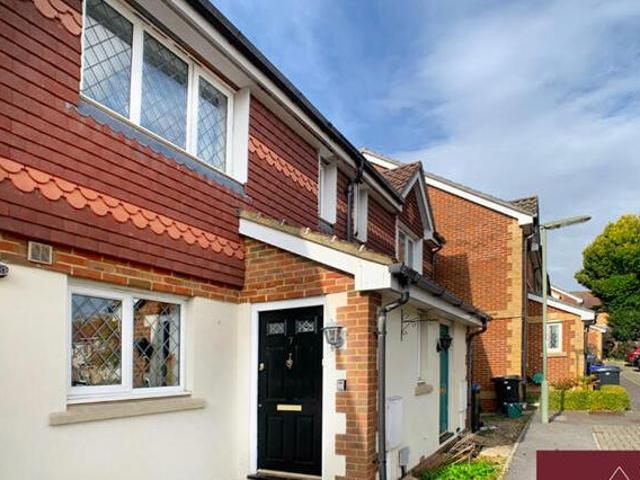 Lorne Gardens, Knaphill, 3 Bedroom Terraced