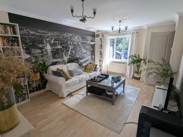 Lorne Gardens, Woking 3 bedrooms Property for lettings Seymours