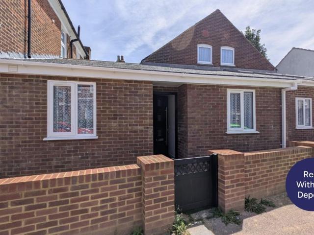 Lorne Road, Dover, Kent CT16, 2 bed flat to rent, £950 pcm | PrimeLocation