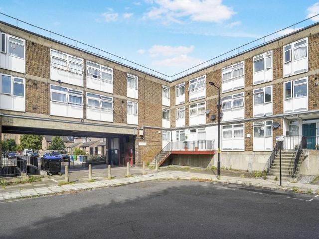 Lorrimore Square Kennington SE17 3 bed flat to rent £2,900 pcm £669 pw