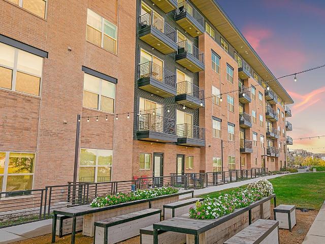 Los Altos Trinity Green Studio Apartment for Rent at 990 Singleton Blvd, Dallas, TX 75212 Fredrick Douglas