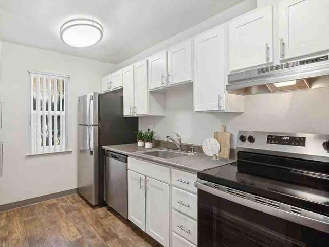 Los Gatos Landing 2 Bedroom Apartment for Rent at 2130 Southwest Expy, San Jose, CA 95126 Del Marietta Southwest