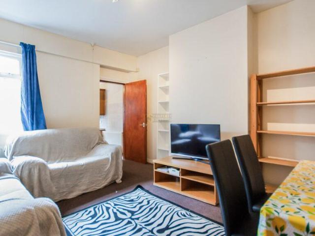 Lottie Road, Birmingham B29 4 bed terraced house to rent £2,012 pcm £464 pw