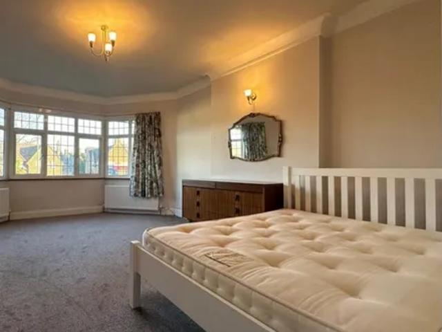 Lotus Clinic, 943 Finchley Road, London, NW11 7PE, United Kingdom | Room for rent #115915295 | Rentberry