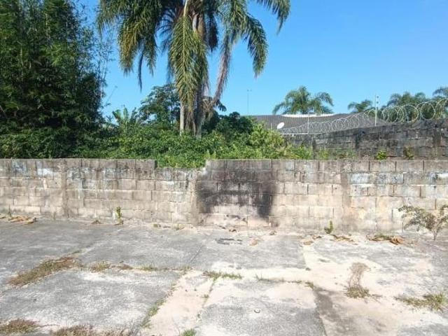 Lote murado com 307m² de área tota á venda em Itanhaém