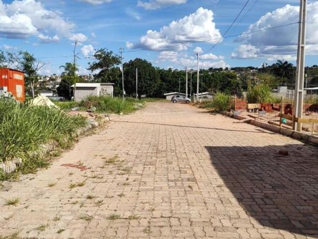 LOTE NA ARNIQUEIRAS COM METRAGEM GANDE AC CARRO EM CONDOMÍNIO FECHADO!