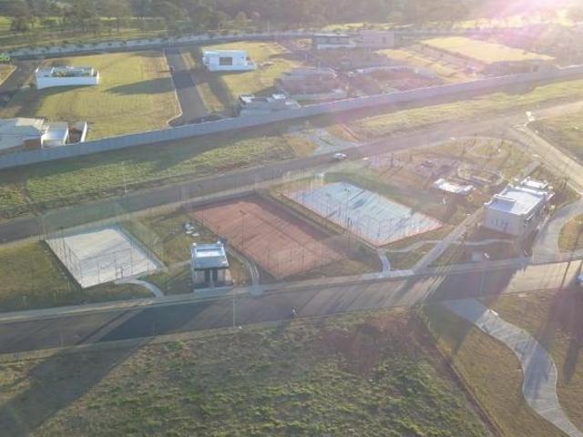Lote à venda com 523m2 no Condomínio Villa Di Capri, próximo à área de lazer. Saiba mais!