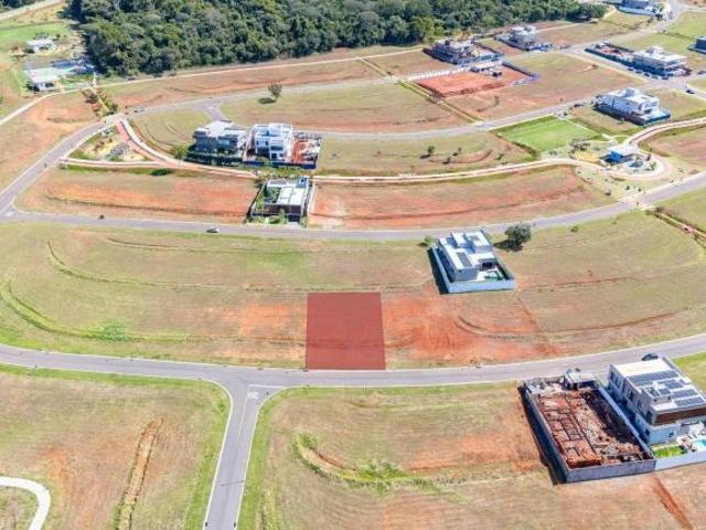 Lote à venda no Plateau D&apos or Unique com 740 m²