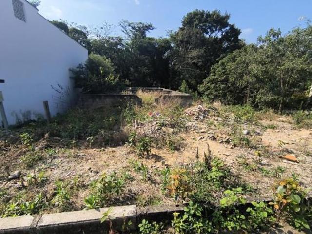 LOTE AMPLO E BASE PRONTA E ALINHADA COM A RUA!