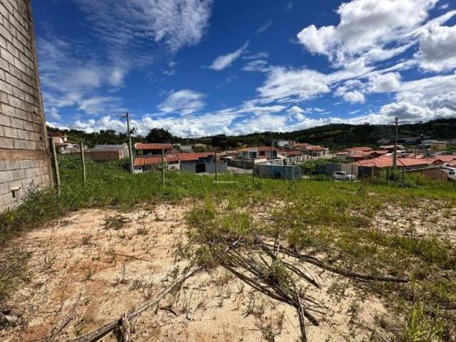 Lote com 300 m² com excelente localização