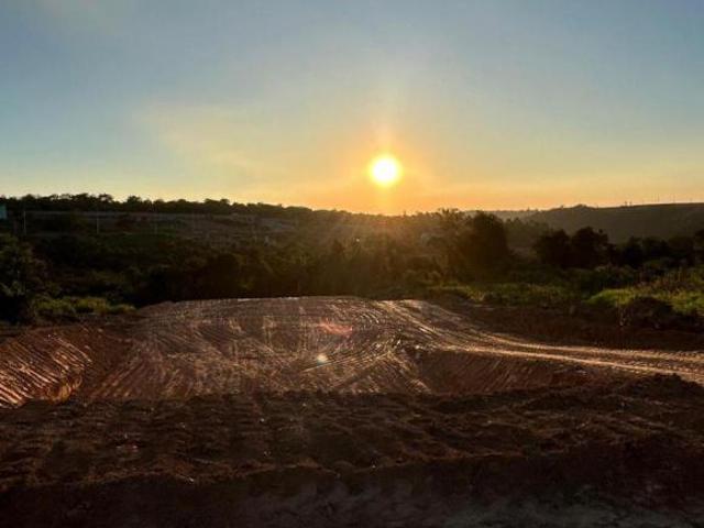 Lote com terraplanagem perfeito para lazer em condomínio formado em Alumínio