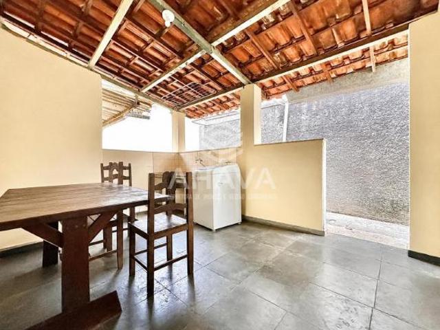 Lote com Casa com 3 Quartos à Venda, 360m², Santa Mônica, próximo à Rua Érico Verissimo