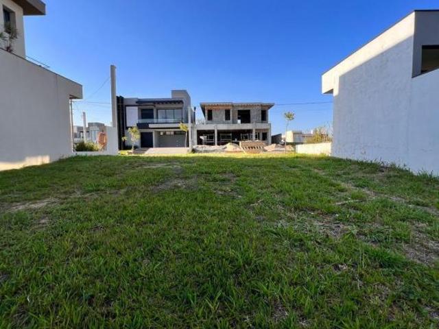 Lote com com leve declive no condomínio Cyrela Landscape