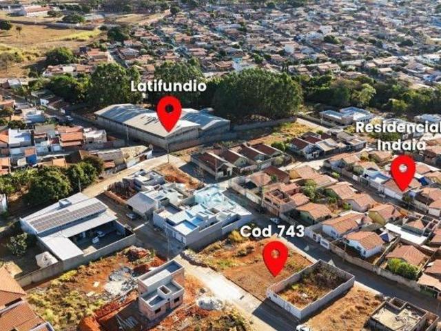 LOTE COM FRENTE PARA AS DUAS RUAS ENTRE DOIS RESIDENCIAIS
