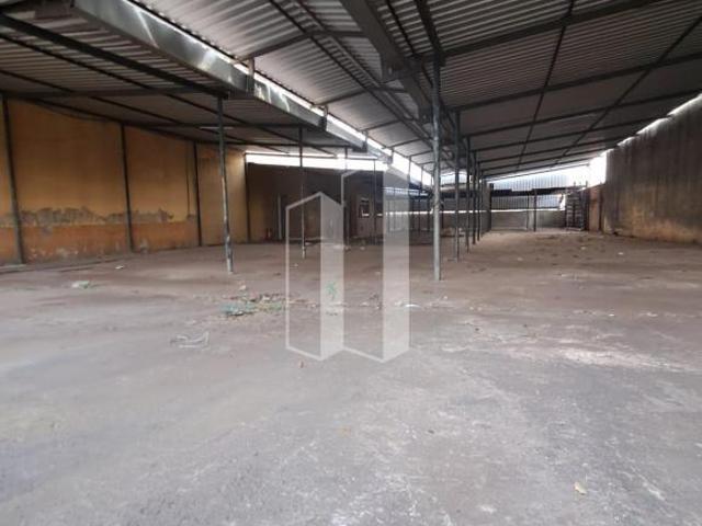 Lote Comercial com galpão,tem banheiro,sala e escritório,piso em cerãmica,ter.