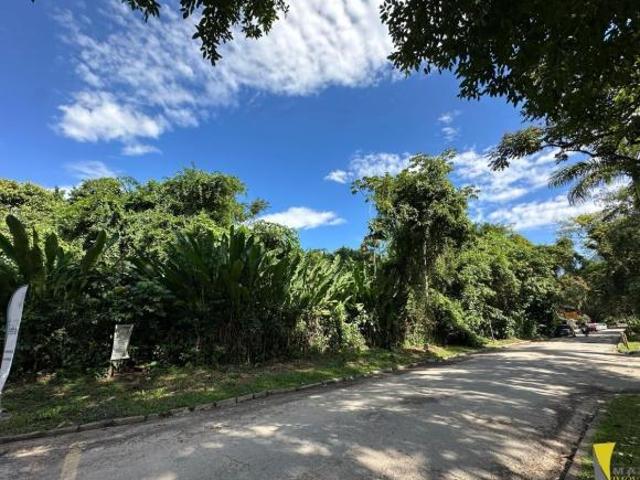 Lote comercial pronto para construção imediata na avenida principal de Itamambuca