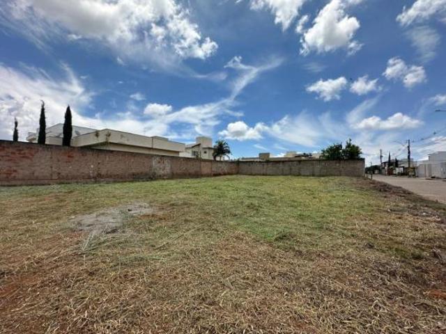 LOTE / CONDOMINIO FECHADO / PLANO / ESCRITURADO / ACEITA FINANCIAMENTO