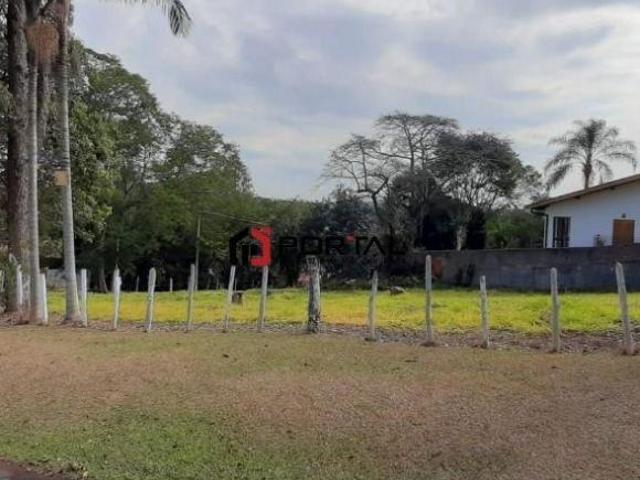 Lote de esquina com 1,500 m2 no residencial Fazendinha