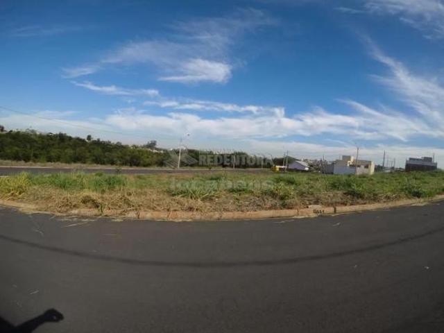 Lote de esquina com 246m²