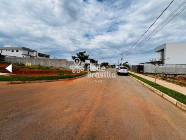 Lote de Esquina Condomínio Le Premier