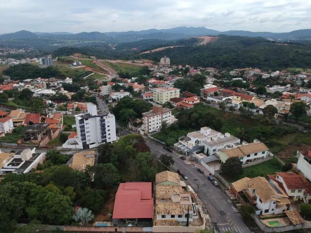 Lote de esquina um pouco acima do nível da rua com 428m2