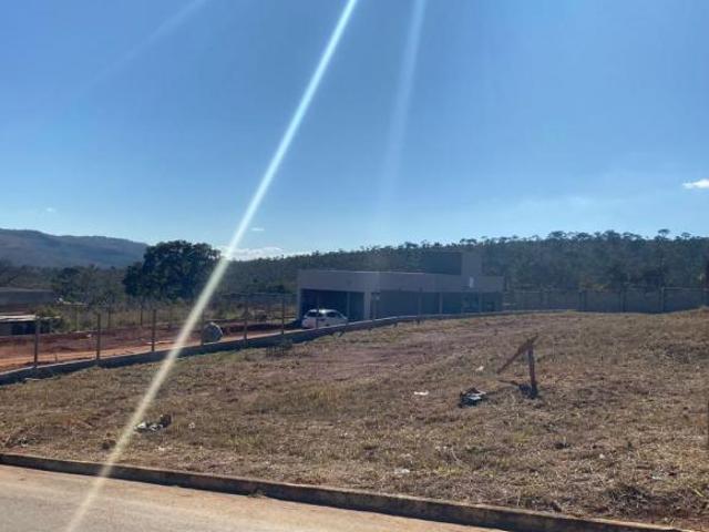 Lote de 1.000m² a venda no condomínio Gran Royalle