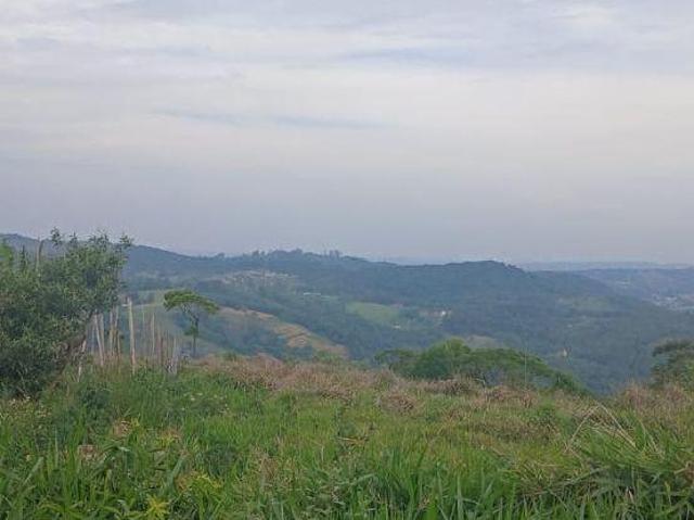 Lote de 1.000m² com fundo para área verde e a 15 minutos da Rota do Vinho