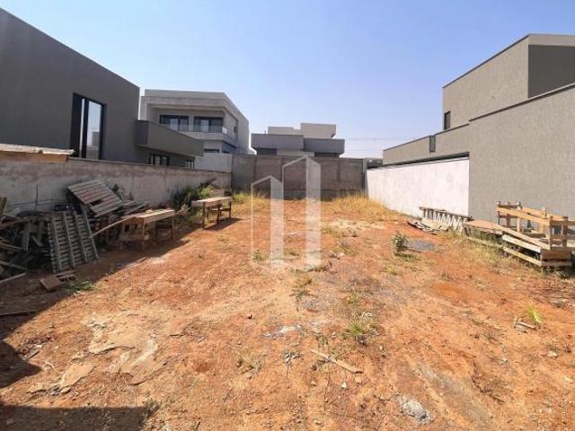 Lote de 312 m² à venda no Parqville Jacarandá. Segurança e conforto