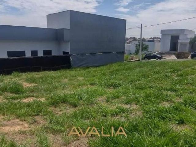 Lote diferenciado com saída para duas ruas no condomínio Jd. Laguna
