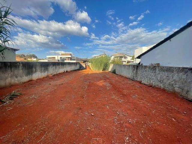 LOTE 402M² EM CONDOMÍNIO FECHADO COM PORTARIA 24H MURADO ATERRADO E PROJETO INCLUSO