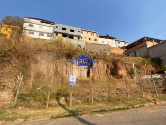 Lote em topografia aclive medindo 300 m²