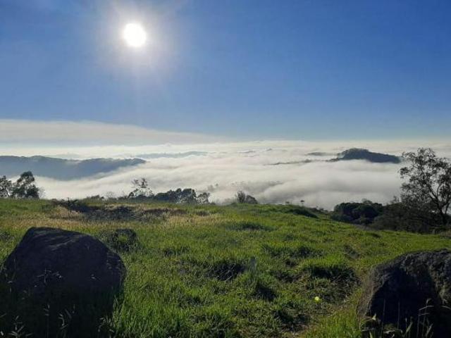 Lote para Airbnb reservado de vizinhos com vista para montanhas