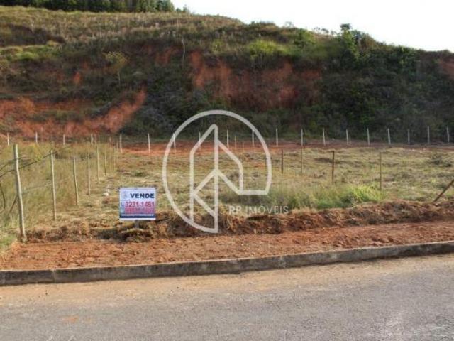 Lote plano com 300 m² em condomínio próximo ao Grama