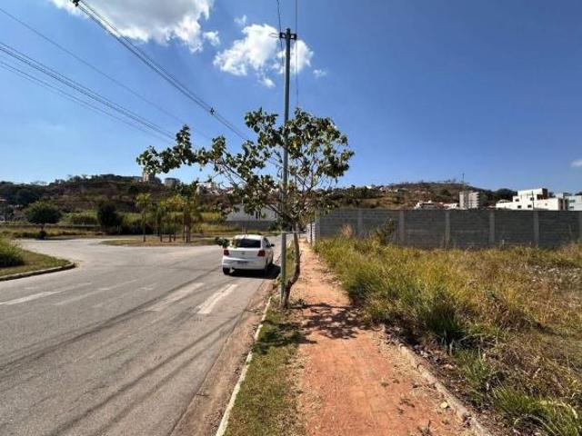 Lote plano com 300 m² localização excelente