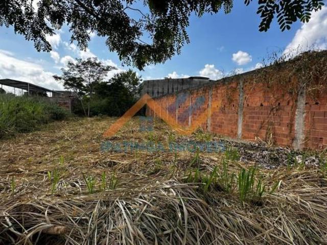 Lote plano com excelente posicionamento no bairro, a aproximadamente 300m