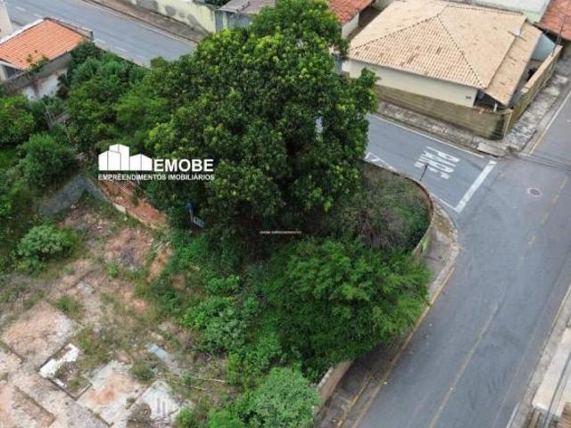 Lote plano e murado com excelente localização