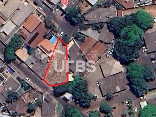 Lote residencial/comercial com área total de 571,60 metros², sendo 8,55 metros de frente e contando