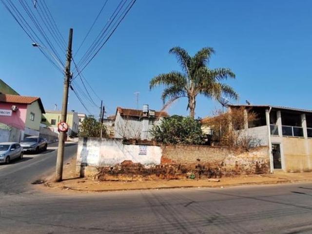 Lote / Terreno à venda em Nepomuceno, no bairro Centro