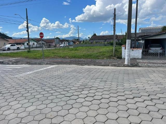 Lote à venda próximo ao comércio local