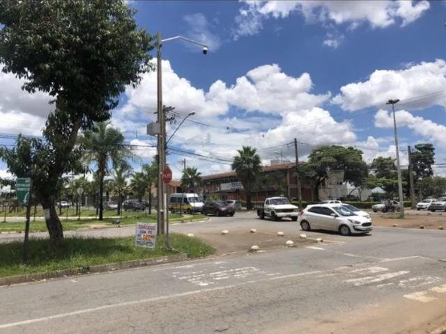 Lote/casa na avenida de fundo com o buriti shopping
